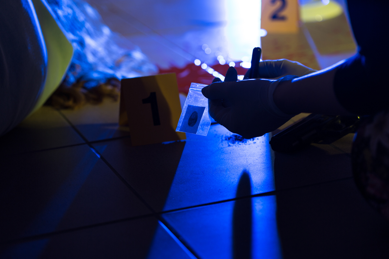 Como é realizado o trabalho do perito em um local de crime?